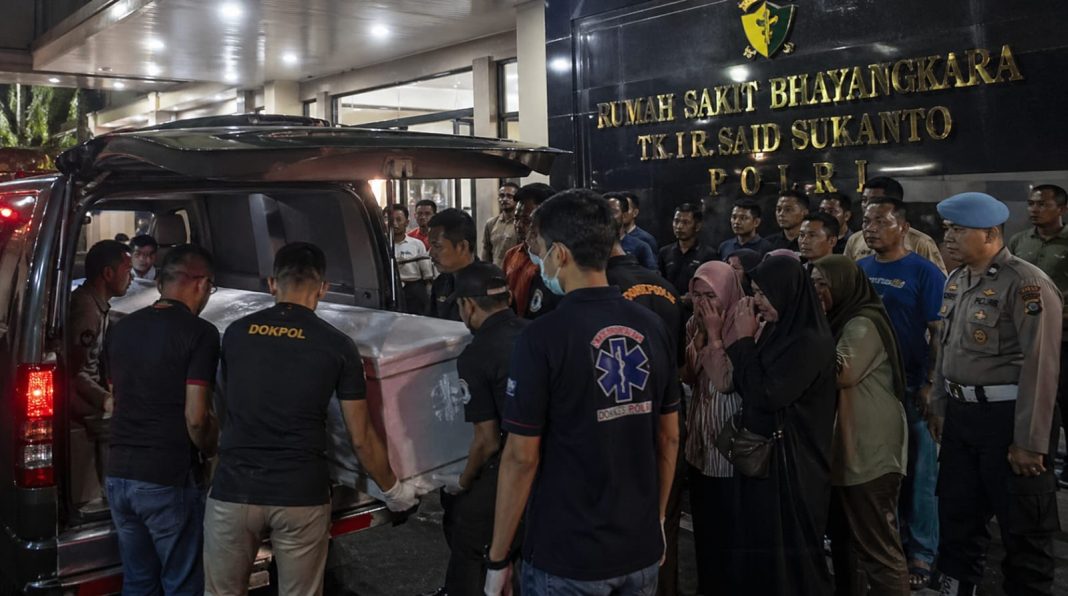 RS Polri Serahkan Jenazah Korban Kecelakaan Kereta di Bekasi kepada ...